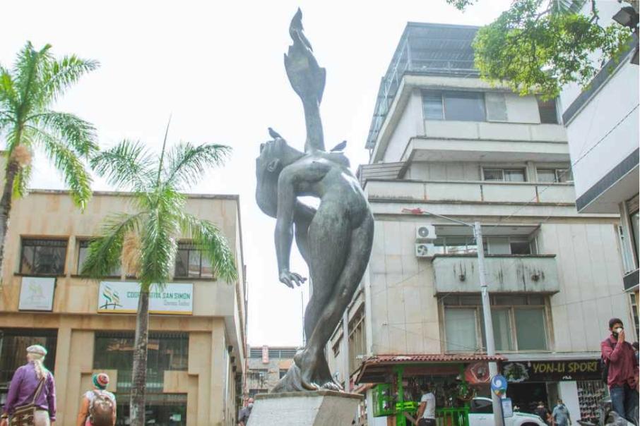 En un 'parqueadero público' se convirtió la Plazoleta Santa Librada de Ibagué