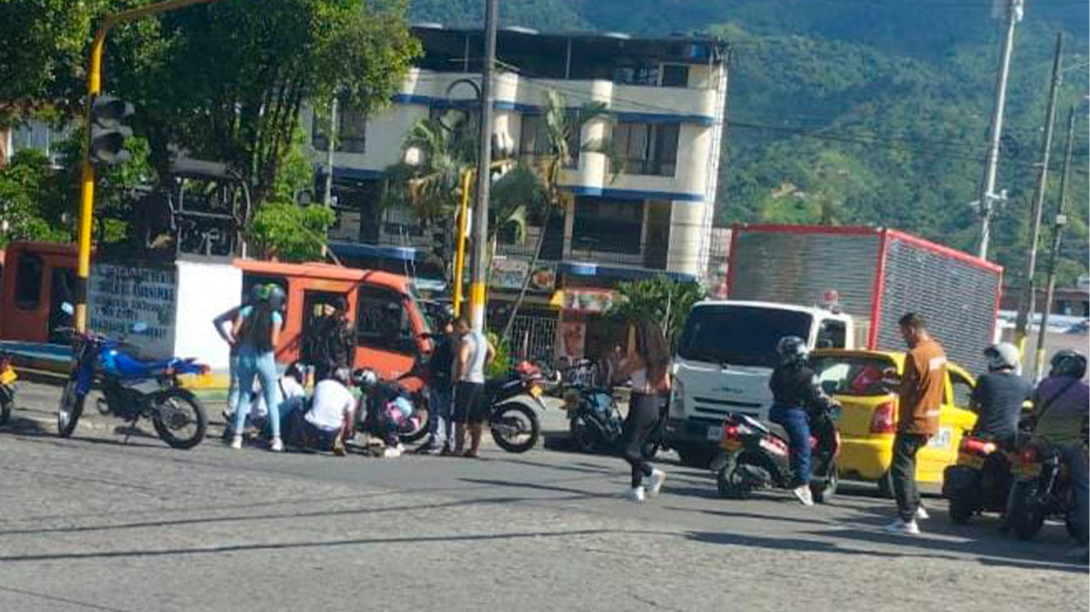 Lo que parecía un accidente entre un ciclista y un motociclista terminó ...